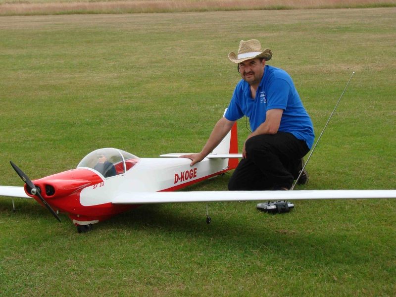 Irmin Barnert mit Scheibe SF 33 Trainer